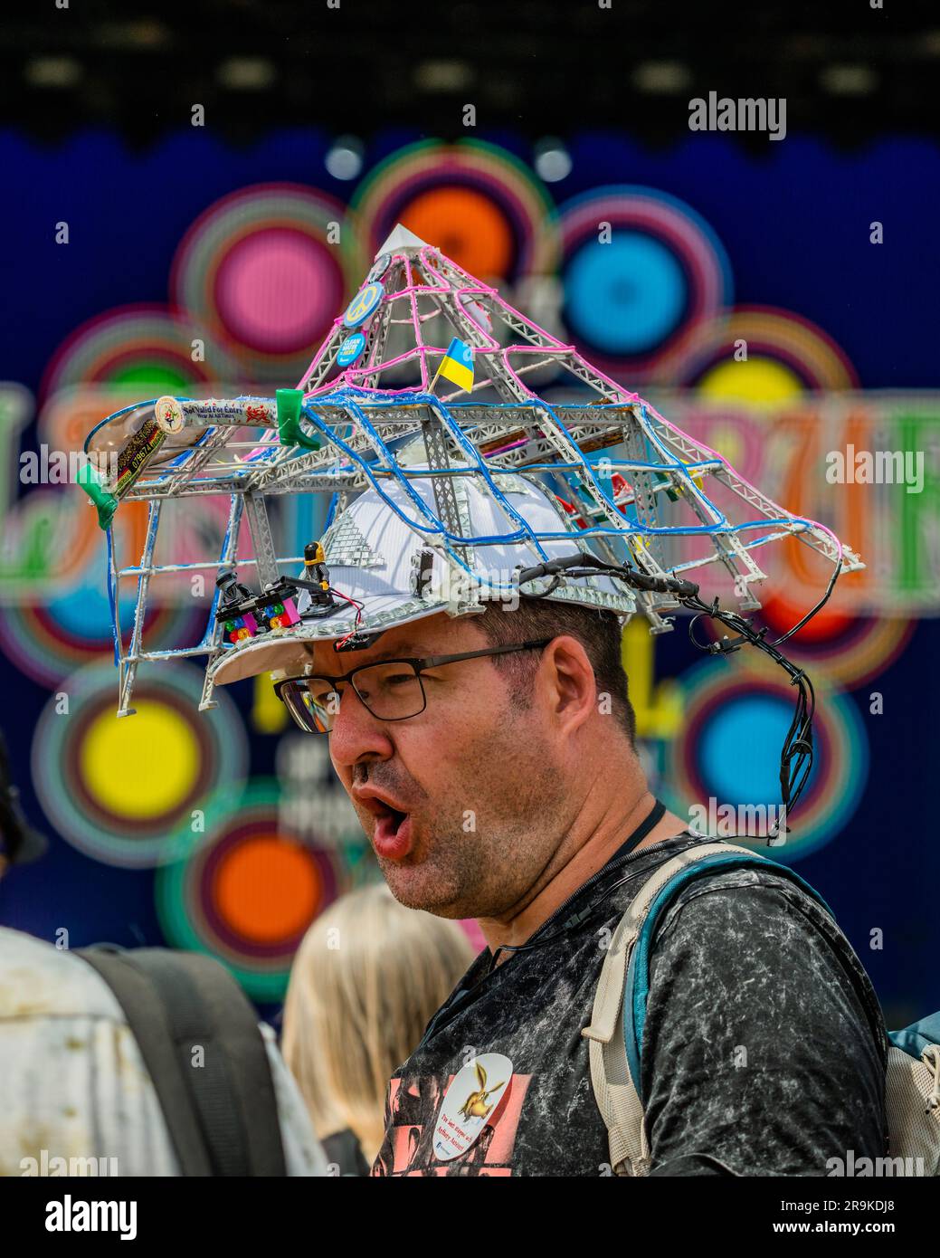 Fans (viele sind bereits in Elton John Outfits, einschließlich Alex ...