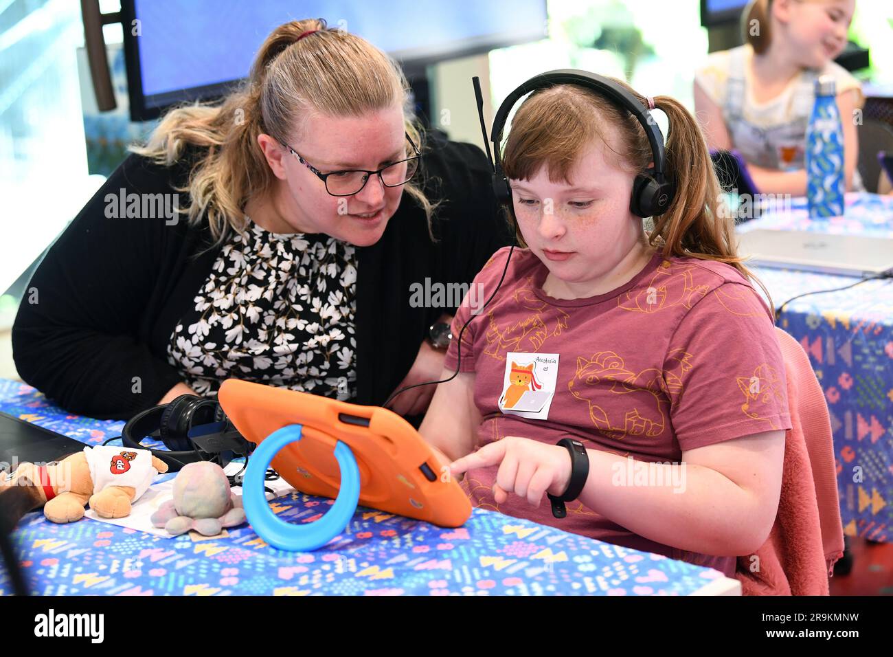 Brisbane, Australien. 26. Juni 2023. Erica und Anastasia Mealy posieren ...
