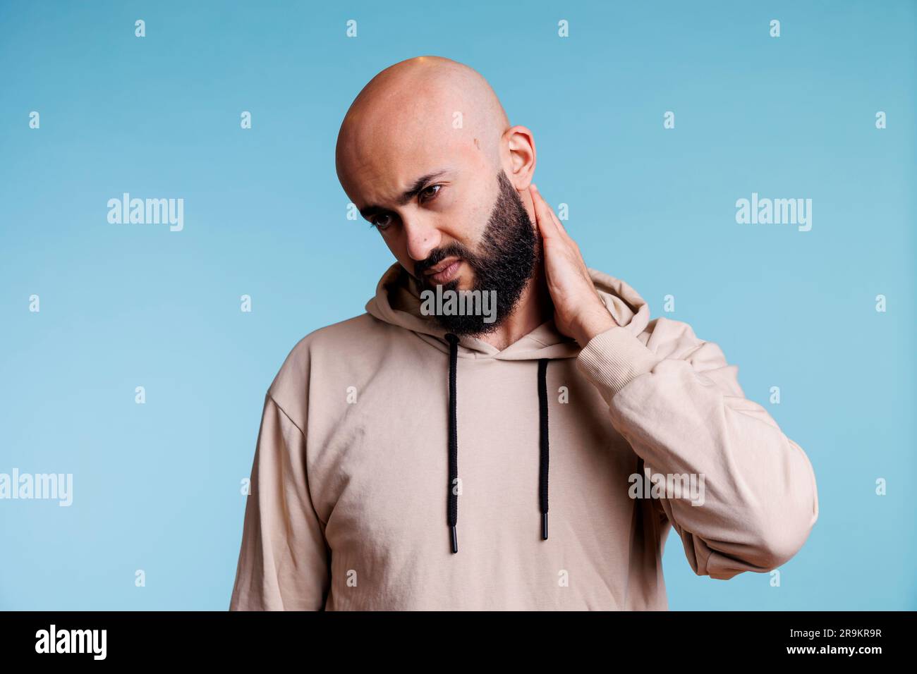 Araber grimmig in Unbehagen, Nacken zurückhalten und an Krämpfen leiden ...