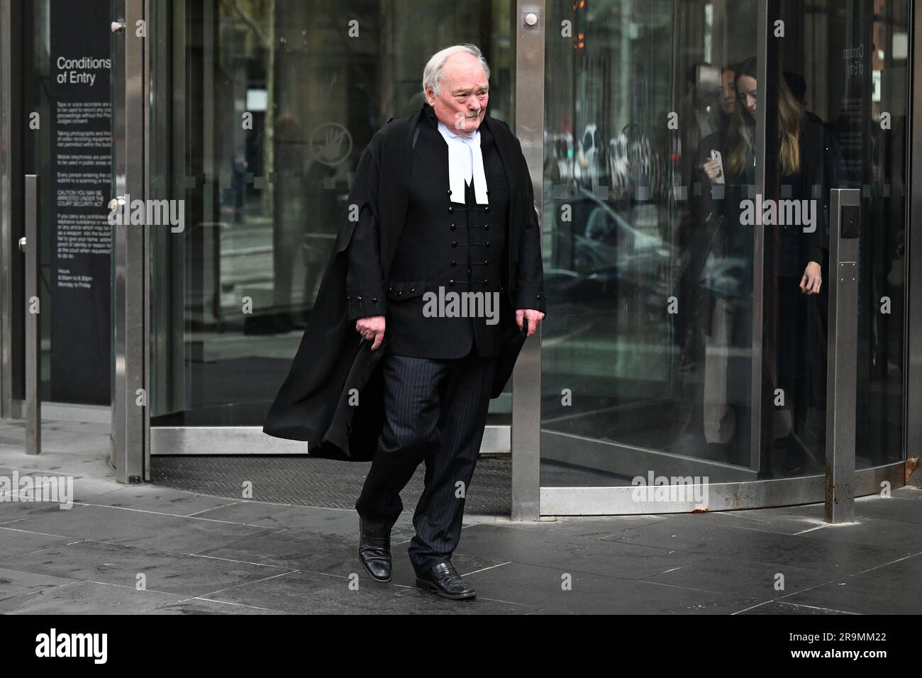 Melbourne, Australien. 28. Juni 2023. Verteidiger Ian Hill KC startet ...