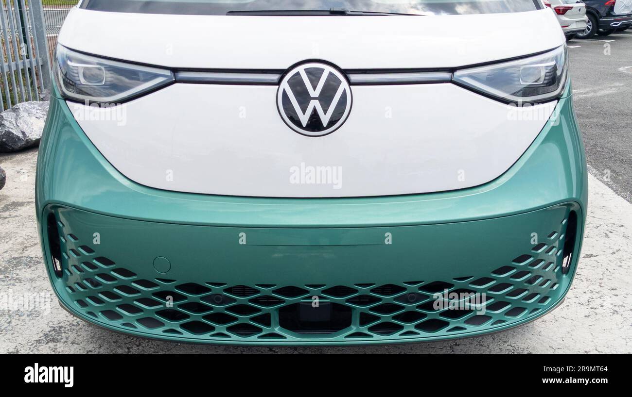 Bordeaux , Frankreich - 06 27 2023 : Volkswagen ID Buzz Pro Logo und vw ...