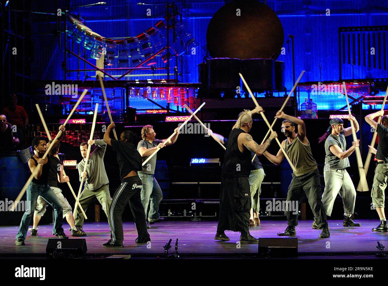 Das Lost and Found Orchestra von der britischen Stomp Company tritt im ...