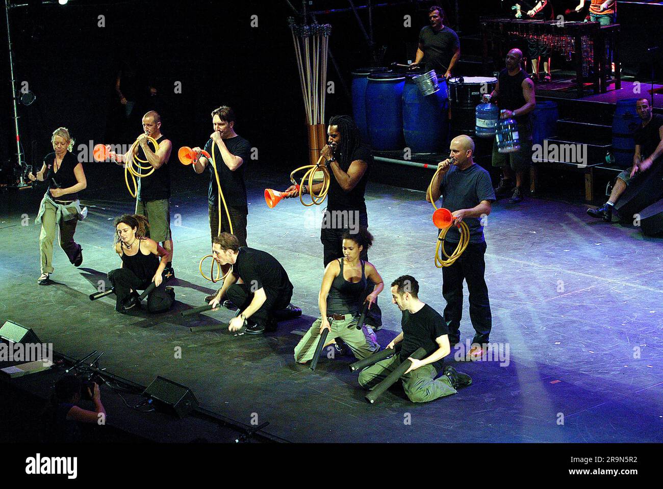 Das Lost and Found Orchestra von der britischen Stomp Company tritt im ...