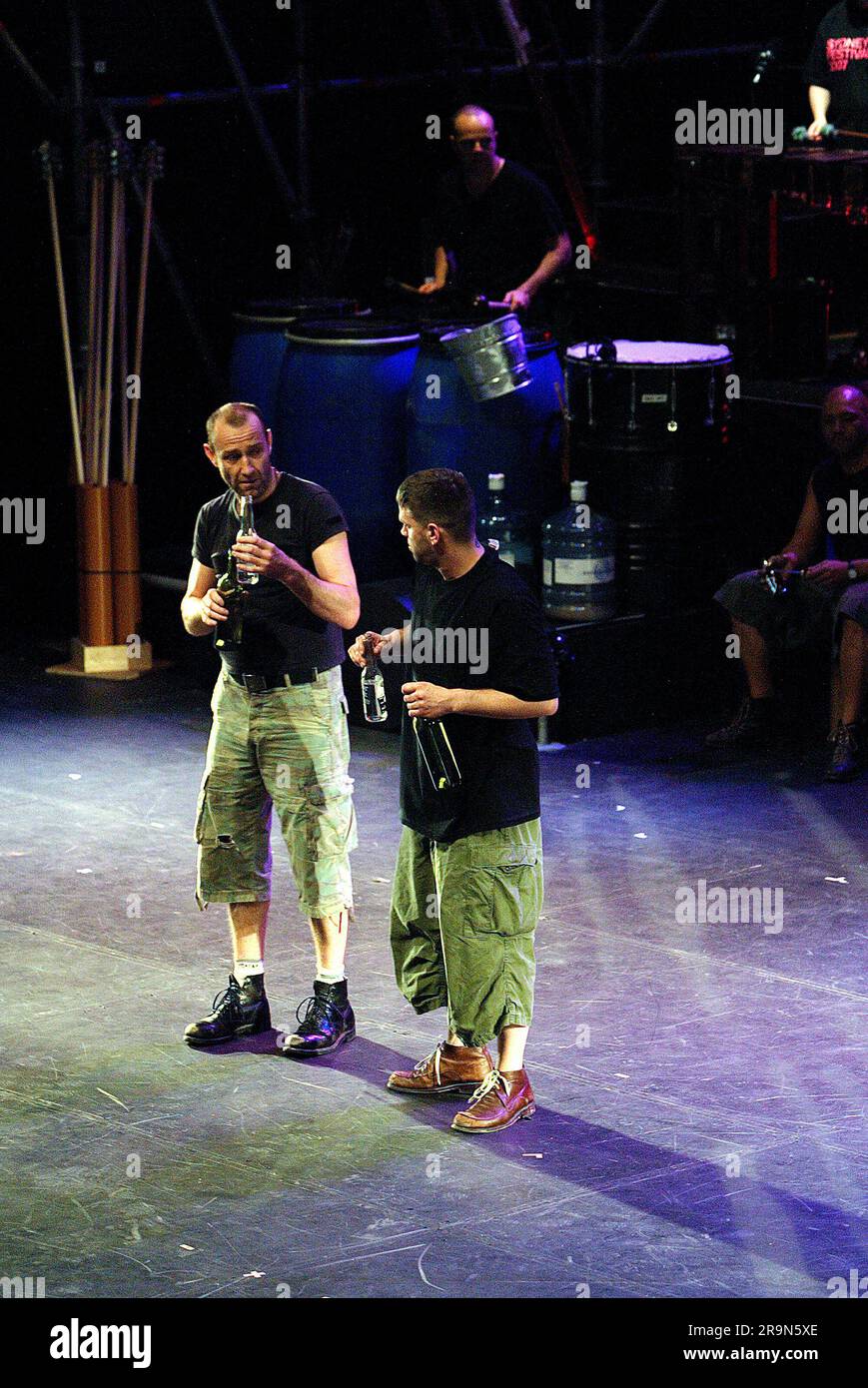 Das Lost and Found Orchestra von der britischen Stomp Company tritt im ...