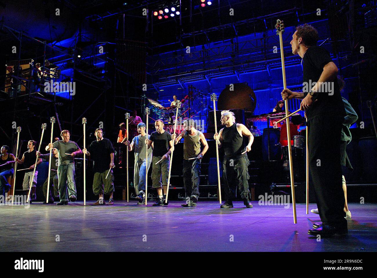 Das Lost and Found Orchestra von der britischen Stomp Company tritt im ...