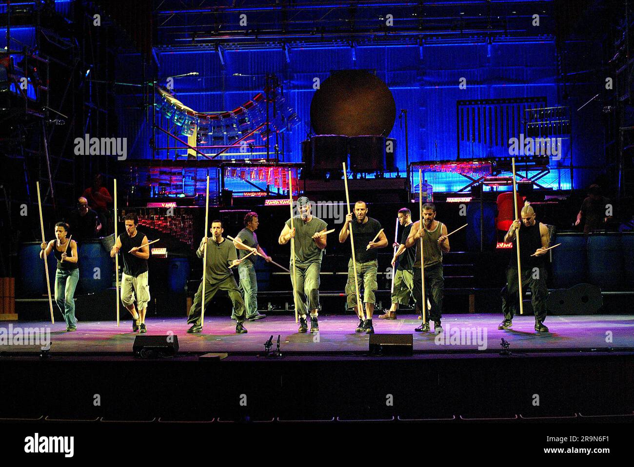 Das Lost and Found Orchestra von der britischen Stomp Company tritt im ...