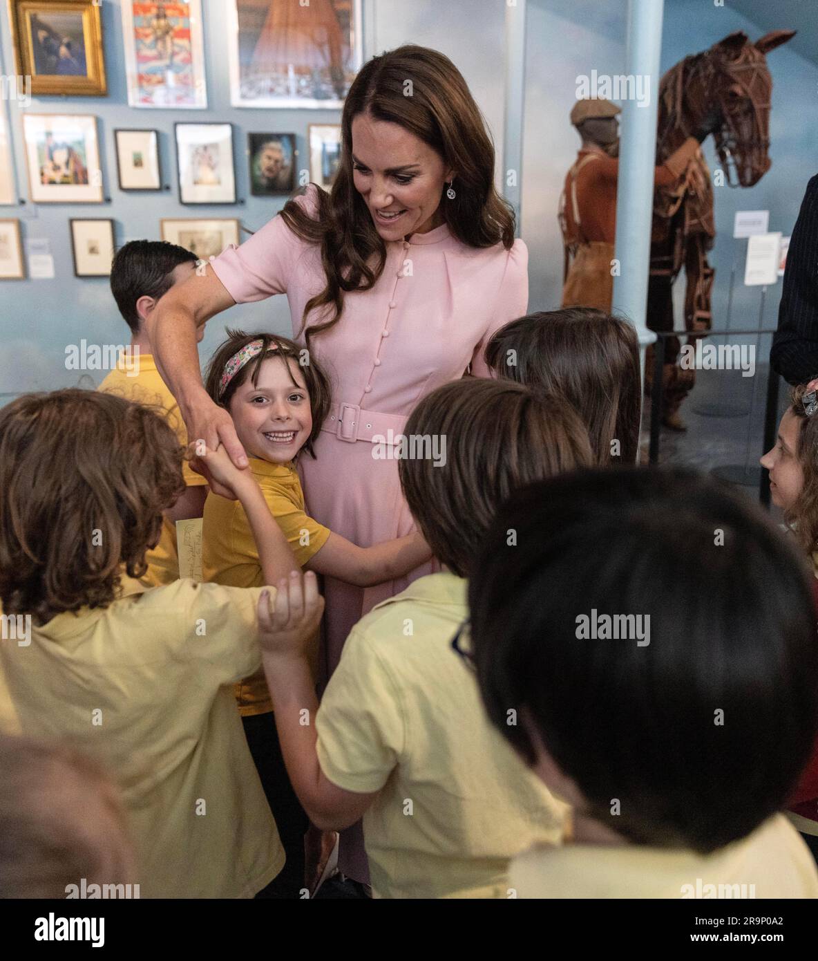 Die Prinzessin von Wales, Schutzpatronin der V&A, während eines Besuchs ...