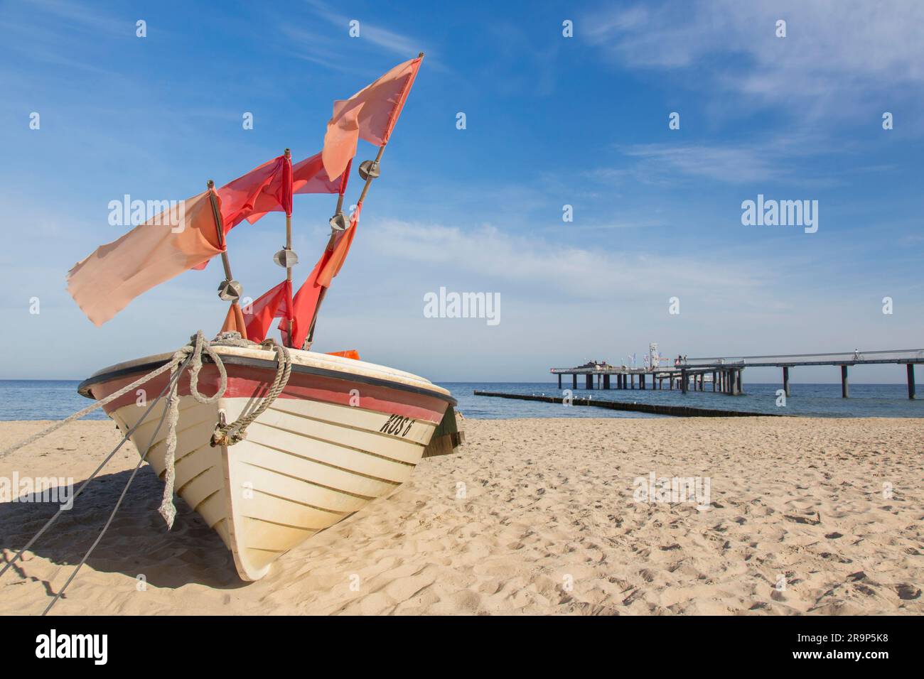 Fischerboot am Strand von Koserow auf der Insel Usedom. Mecklenburg ...