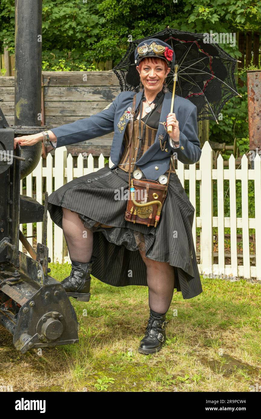 Steampunk pose -Fotos und -Bildmaterial in hoher Auflösung – Alamy