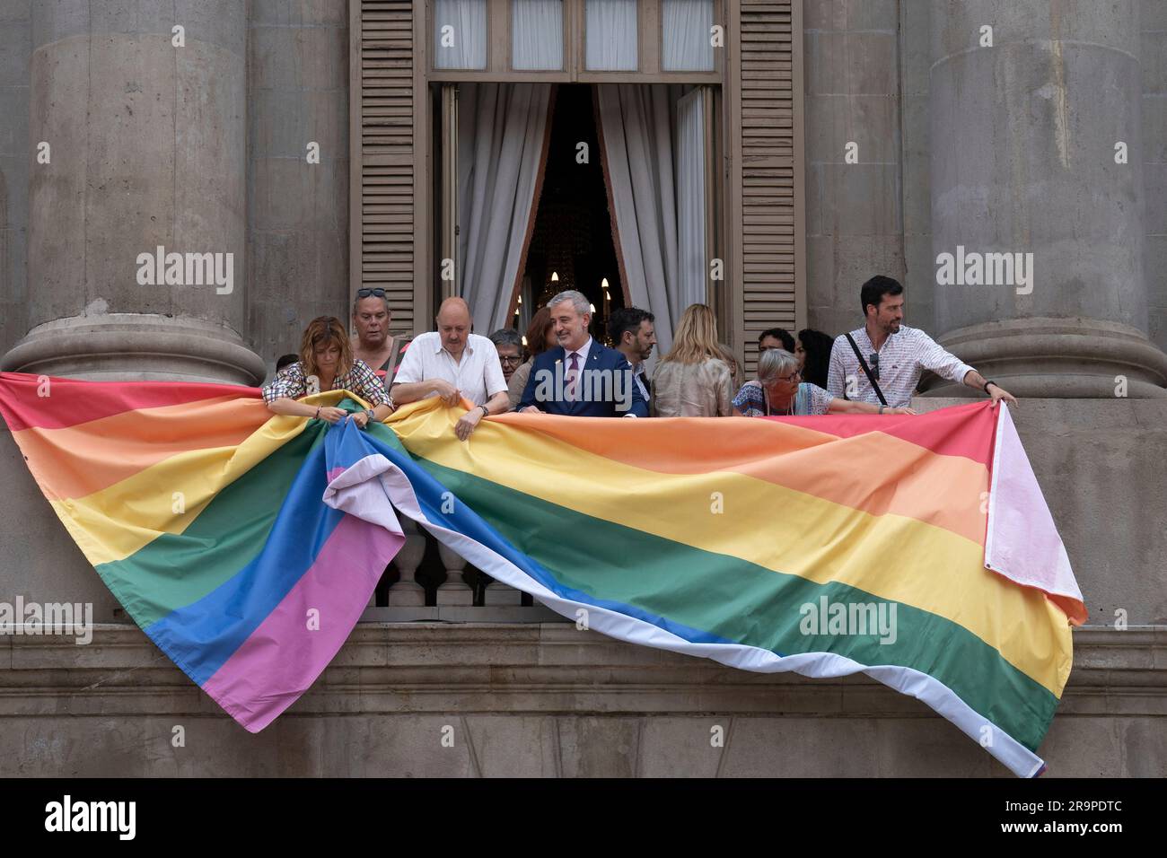 The mayor of Barcelona, Jaume Collboni (4r), helps to hang the LGTBIQ ...