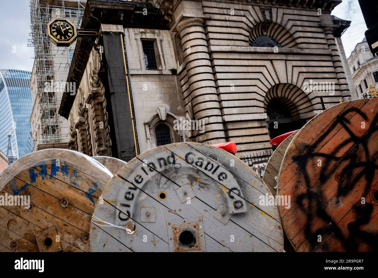 Große Kabelrollen von der „Cleveland Cable Company“ während der ...