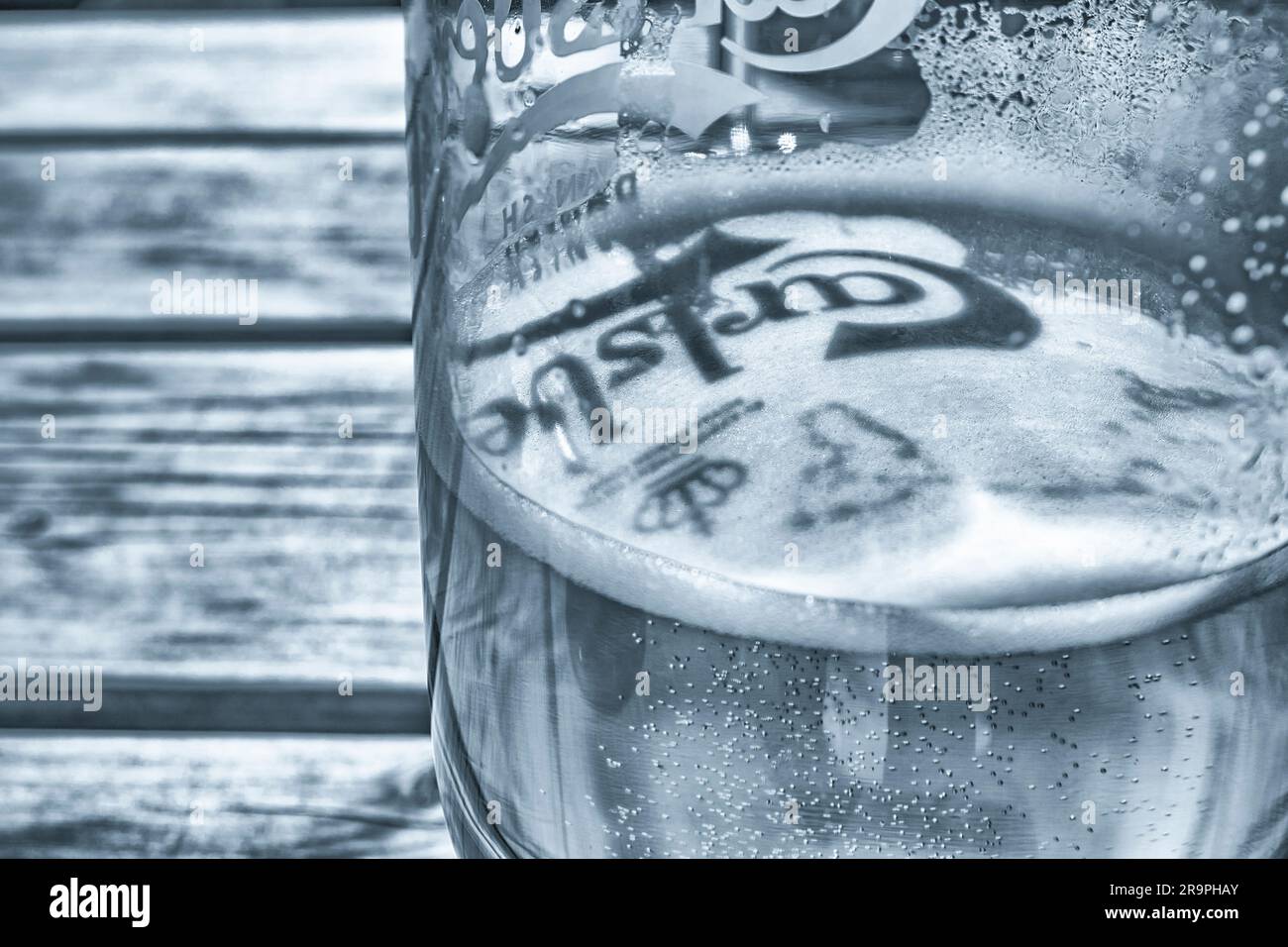 Carlsberg bierglas auf dem tisch -Fotos und -Bildmaterial in hoher ...