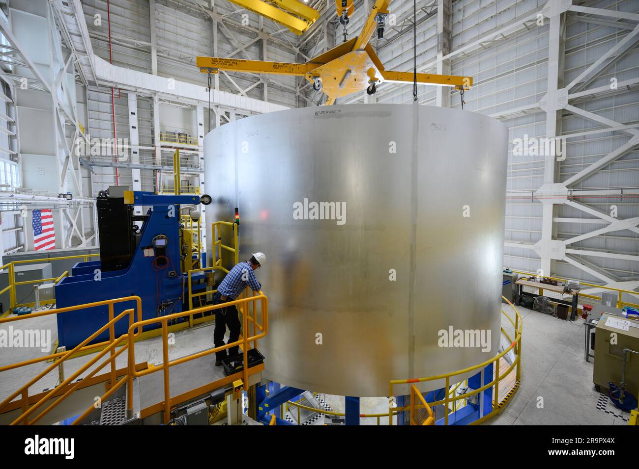 . Die Teams in der Montageanlage Michoud der NASA sollen den hinteren ...