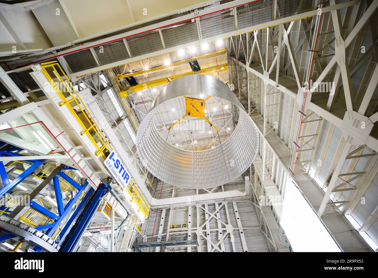 . Die Teams in der Montageanlage Michoud der NASA sollen den hinteren ...