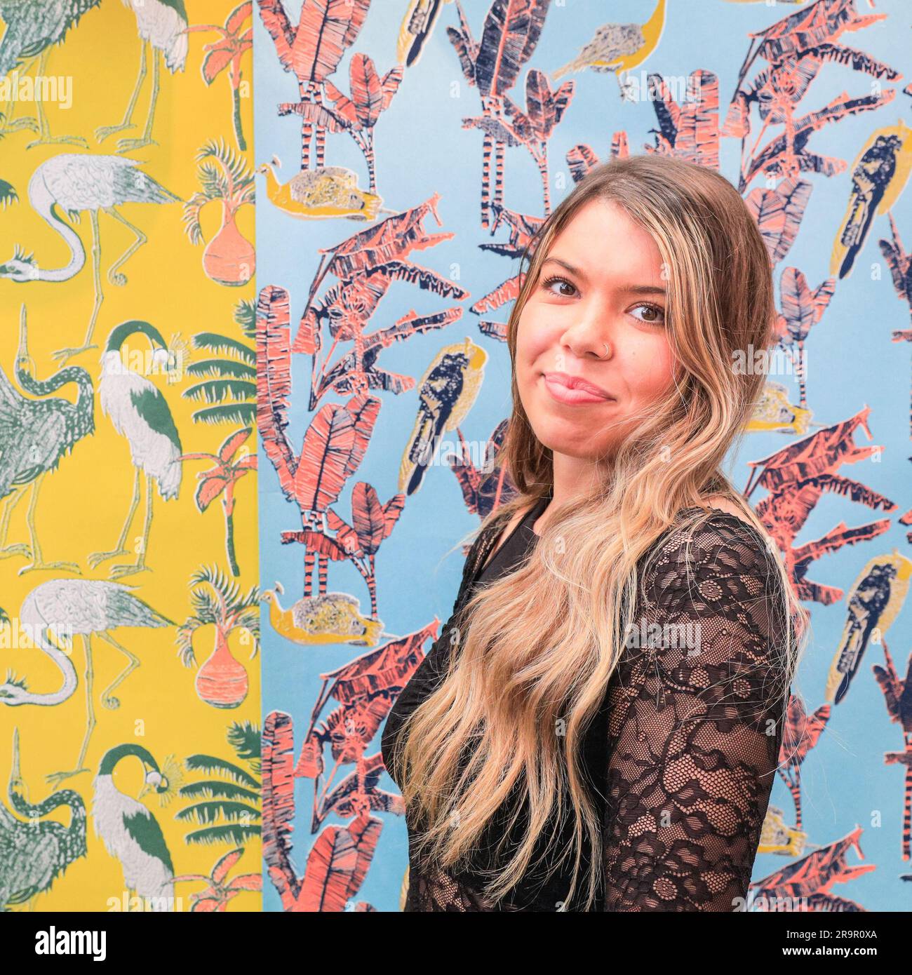 London, Vereinigtes Königreich, 28. Juni 2023. Textildesignerin Ruby ...