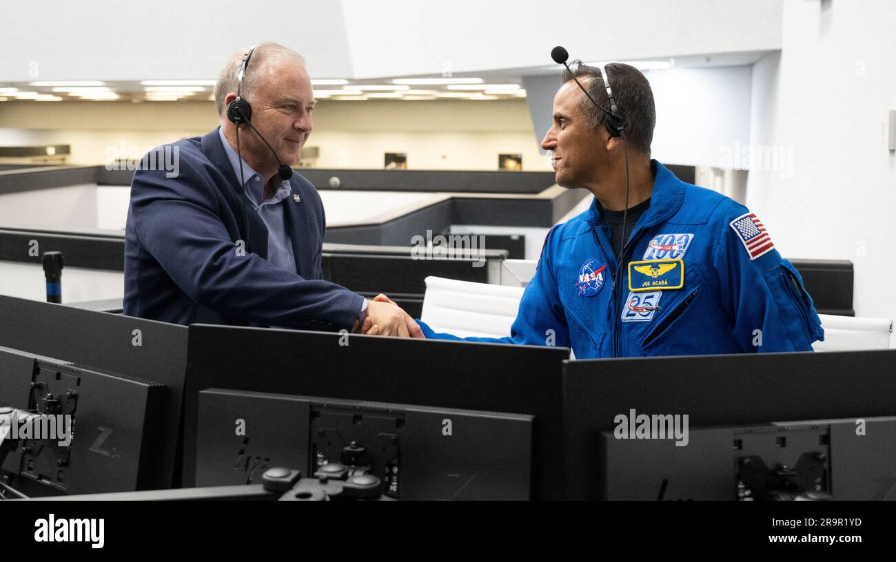 Start der NASA-SpaceX Crew-6. Norm Knight, Leiter der Flugoperationen ...