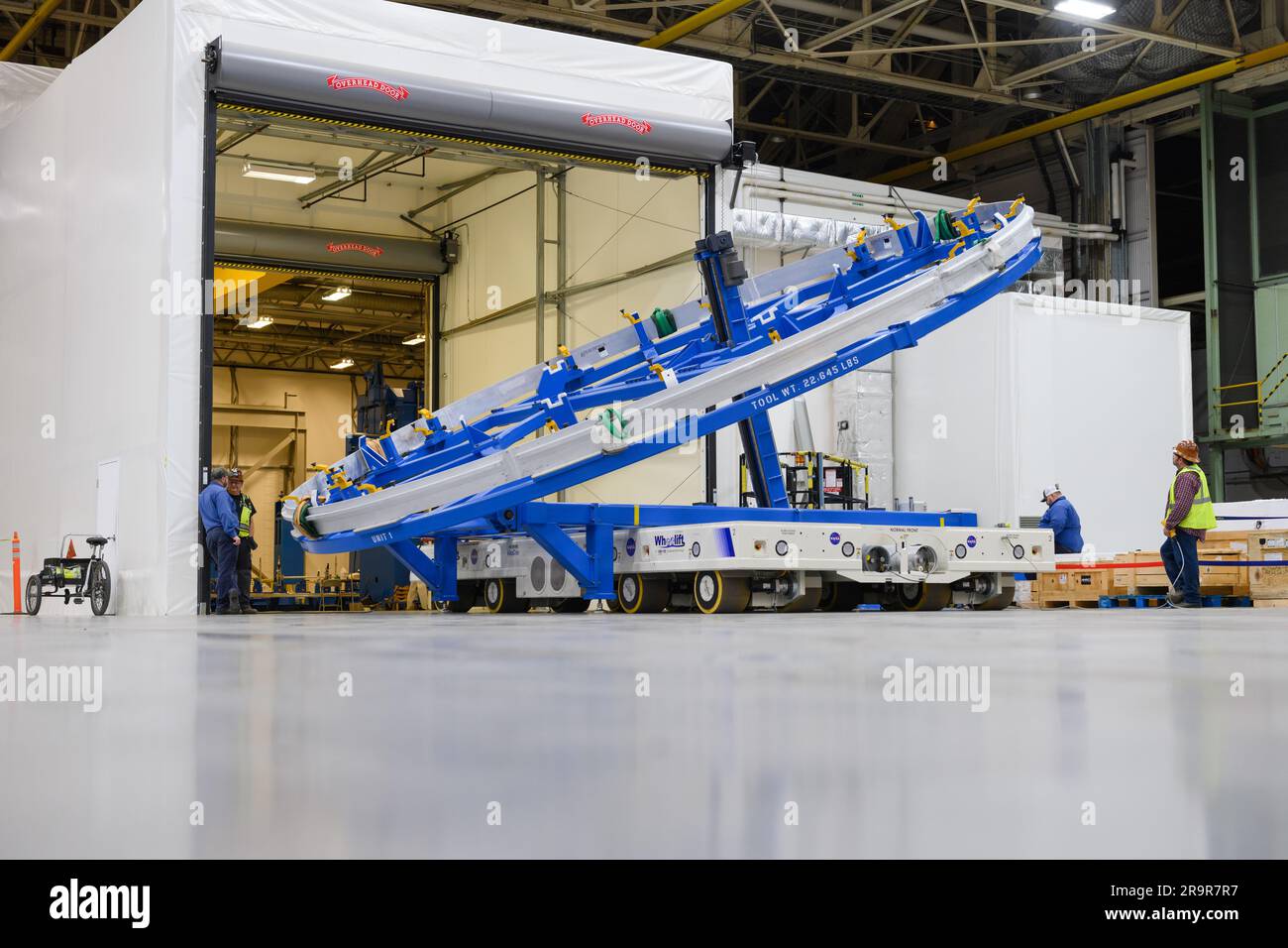 . Techniker in der Montageanlage Michoud der NASA in New Orleans heben ...