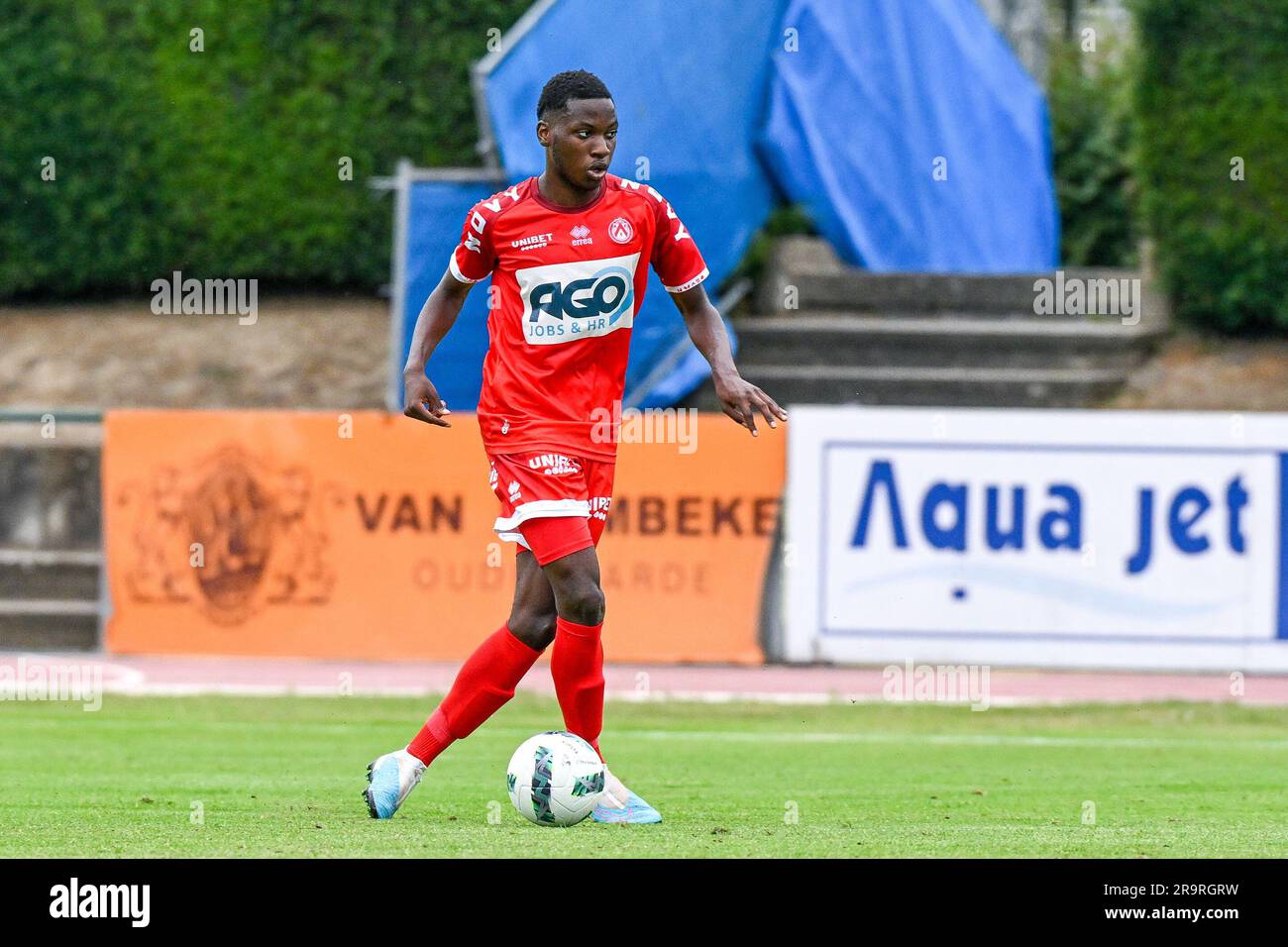 Tresor Matanda (40) von KV Kortrijk, das während eines ...