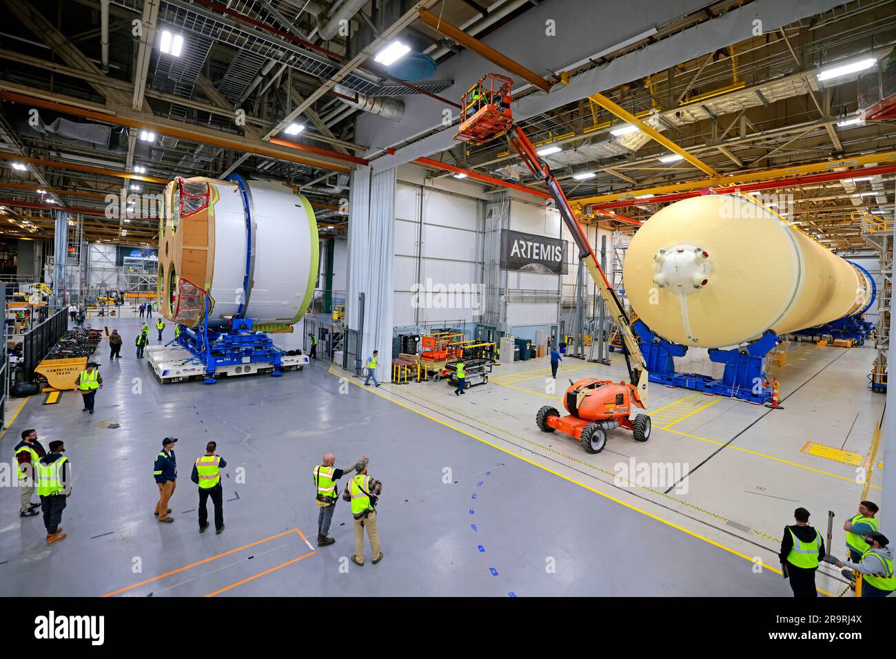 Die Teams bringen die Artemis II SLS Engine Section in Position für ...