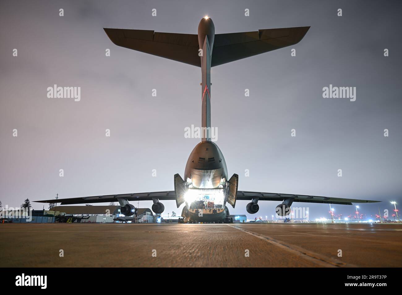 EIN US-AMERIKANISCHER Air Force C-5M Super-Galaxy-Frachtflugzeug, das ...