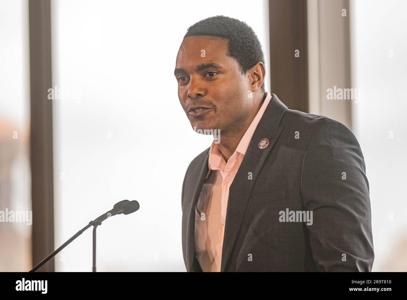 Kongressabgeordnete Ritchie Torres spricht während der Ankündigung von ...