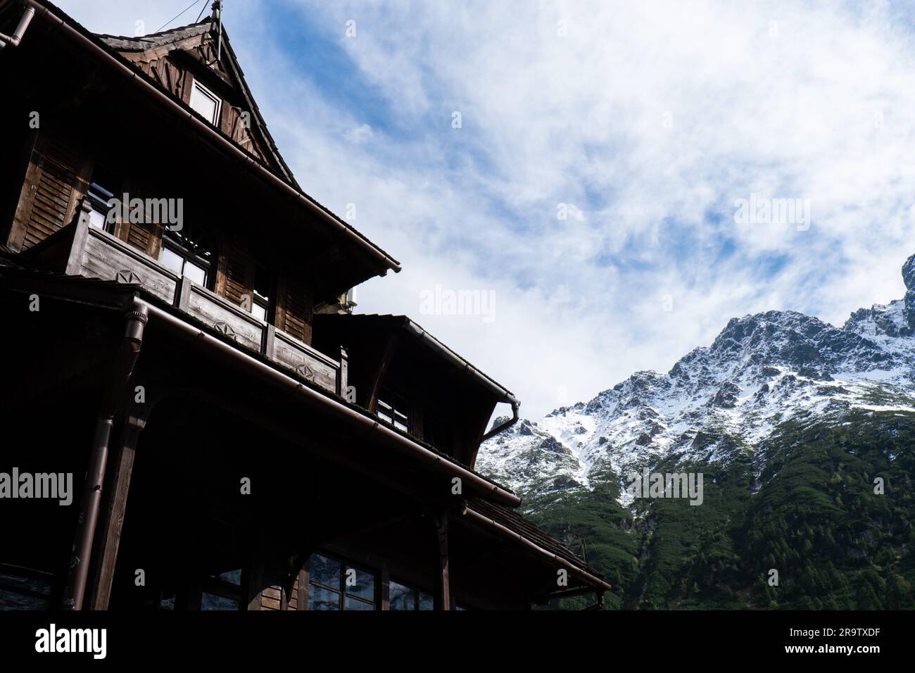 Altes Holzhaus in den Snowy Mountains, grüne Wälder im Nationalpark ...