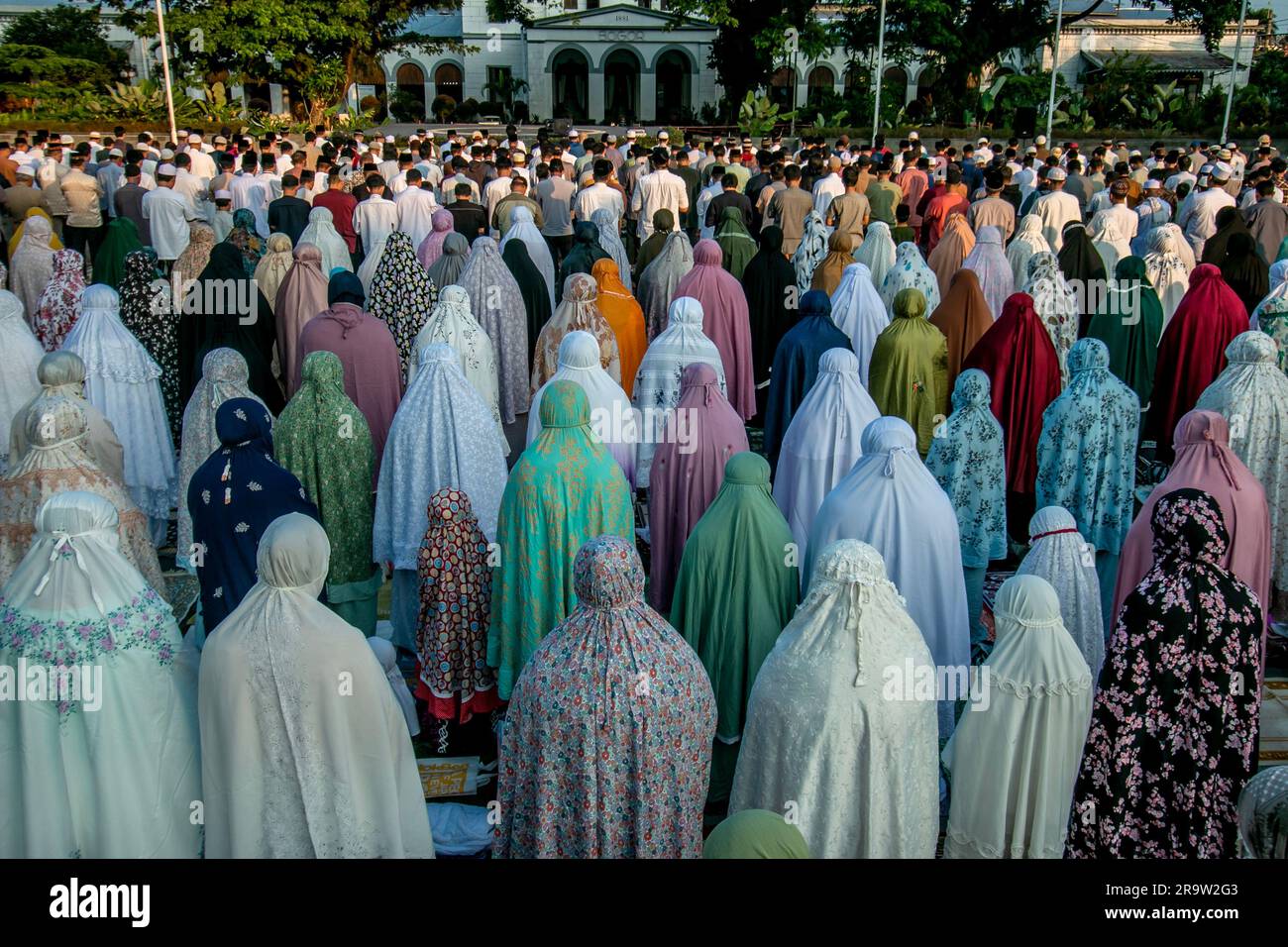 Muslime führen am 29. Juni 2023 das Gebet Eid al-Adha 1444 Hijriah auf ...
