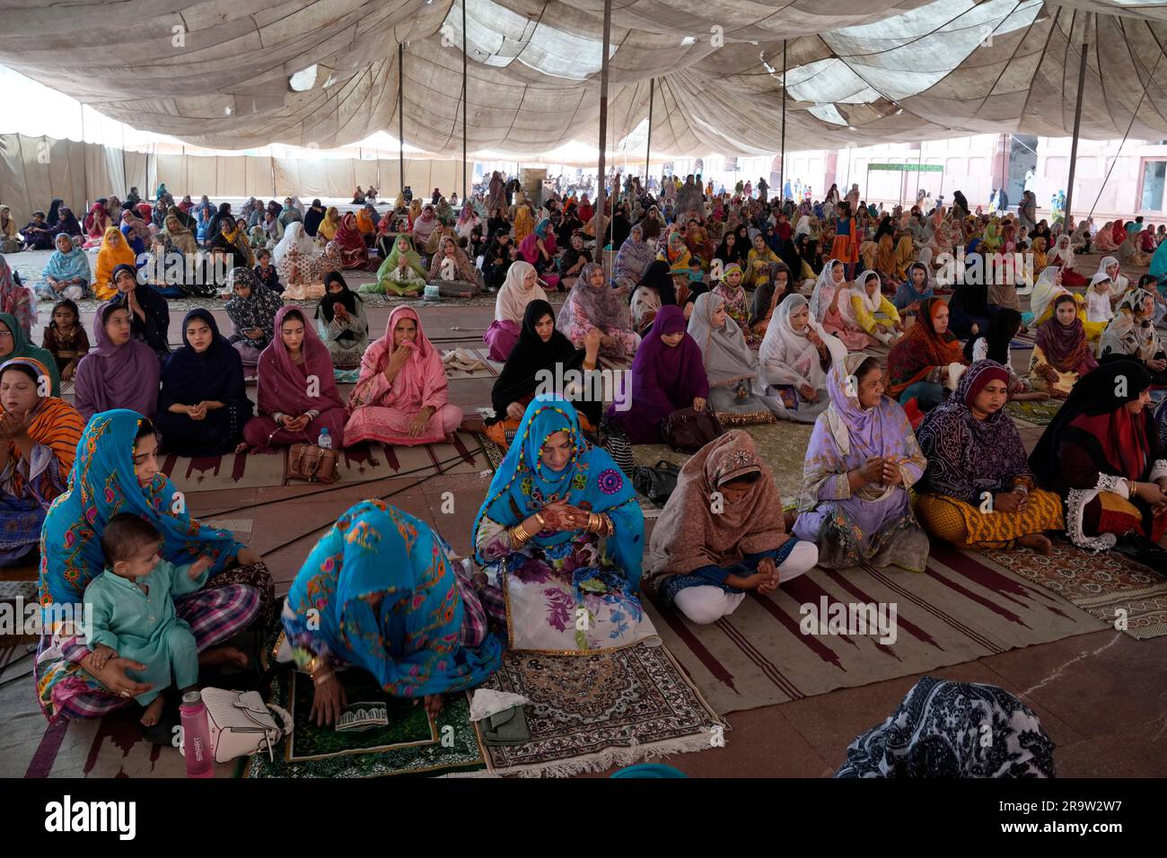 Women attend Eid al-Adha prayers at historical Badshahi mosque in ...