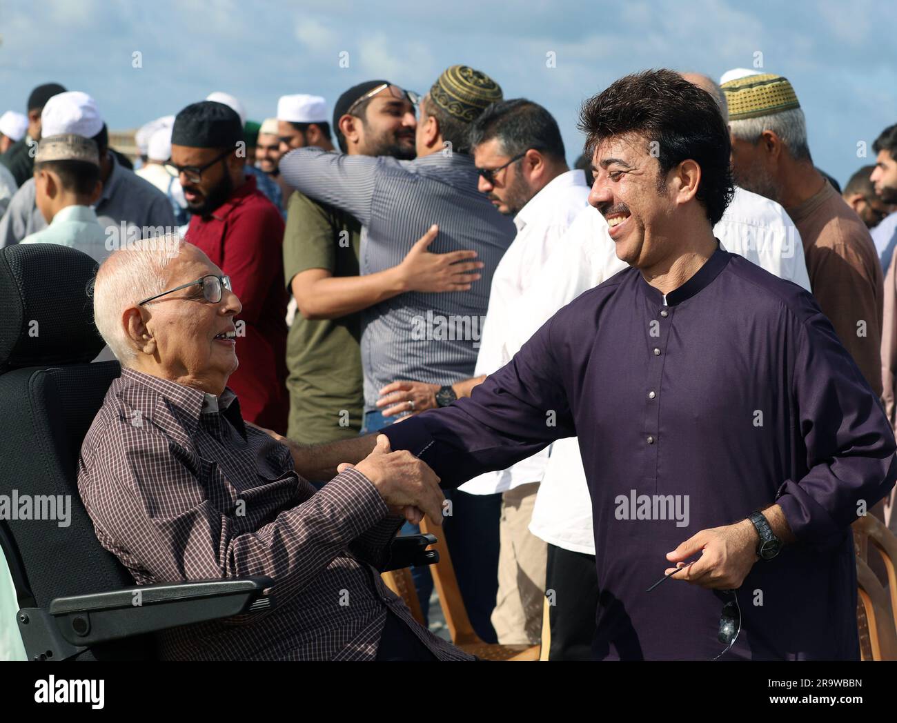 Colombo, Sri Lanka. 29. Juni 2023. Die Menschen begrüßen sich nach dem ...