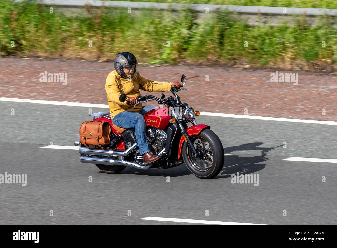 Mann indian scout motorrad -Fotos und -Bildmaterial in hoher Auflösung ...