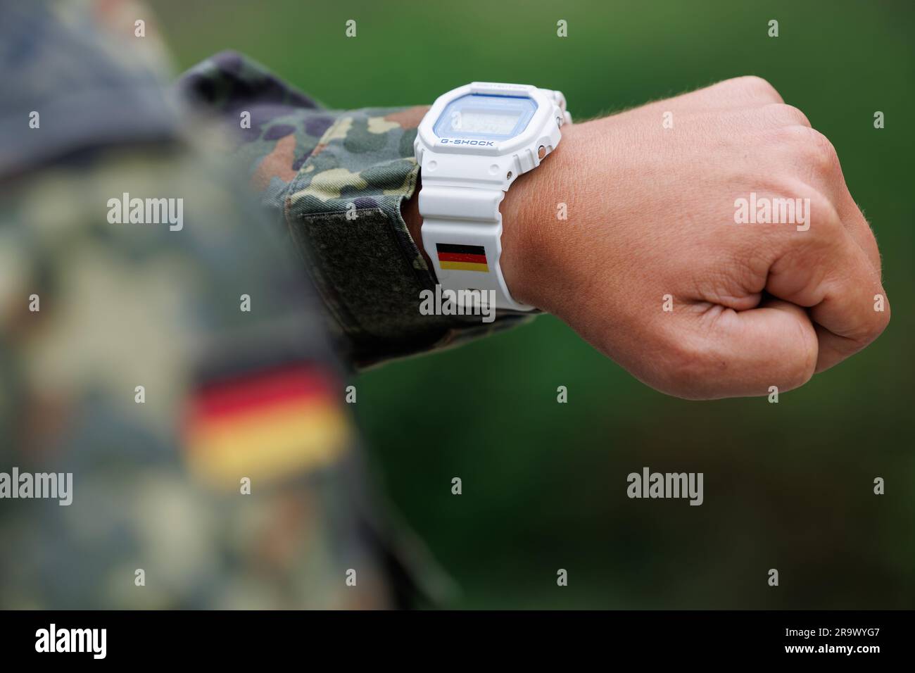 Bundeswehr soldat uniform körper -Fotos und -Bildmaterial in hoher ...