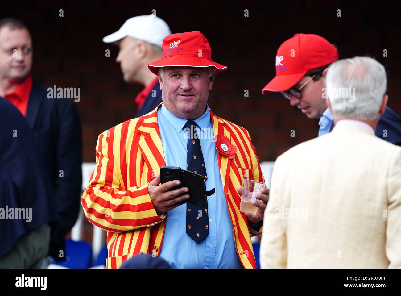 Ein MCC-Mitglied auf den Tribünen, das rot für die Ruth Strauss ...