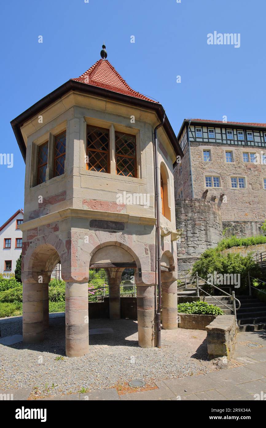 Brunnen von Bertholdsburg Schloss, Schloss, Sechseck, Turm, Torbögen ...