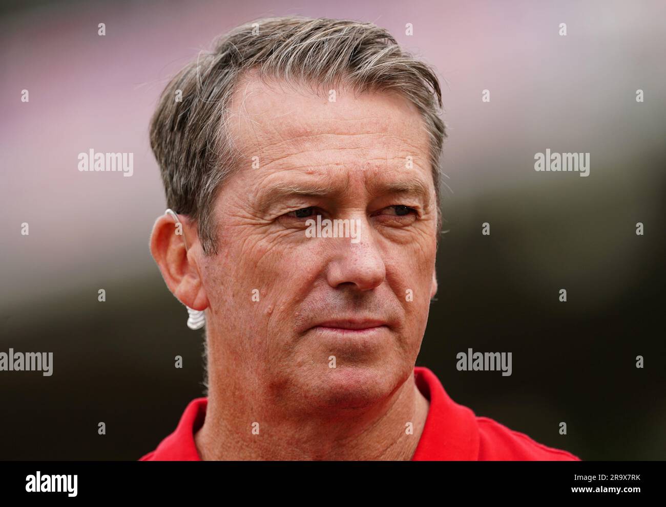 Der ehemalige australische Spieler Glenn McGrath trägt Rot für die Ruth ...