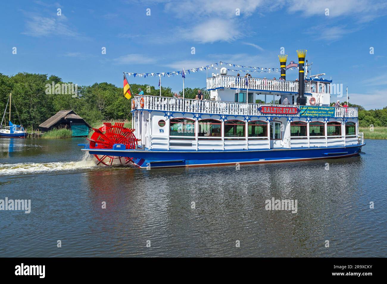 Der Paddeldampfer Baltic Star verlässt den Hafen, Prerow, Fischland ...