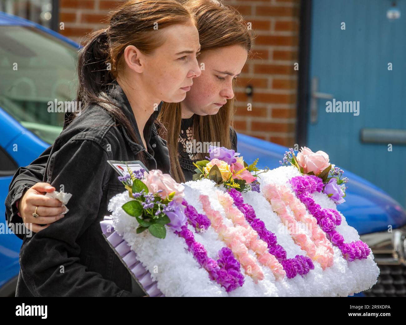 Chloe Mitchells Schwestern Kirstie (links) und Nadine tragen einen ...