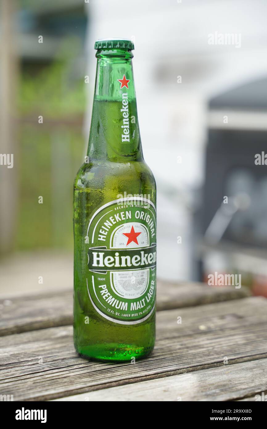 Rockford, IL -27 june2023:Heineken, Bier. Eine Heineken-Bierflasche auf ...