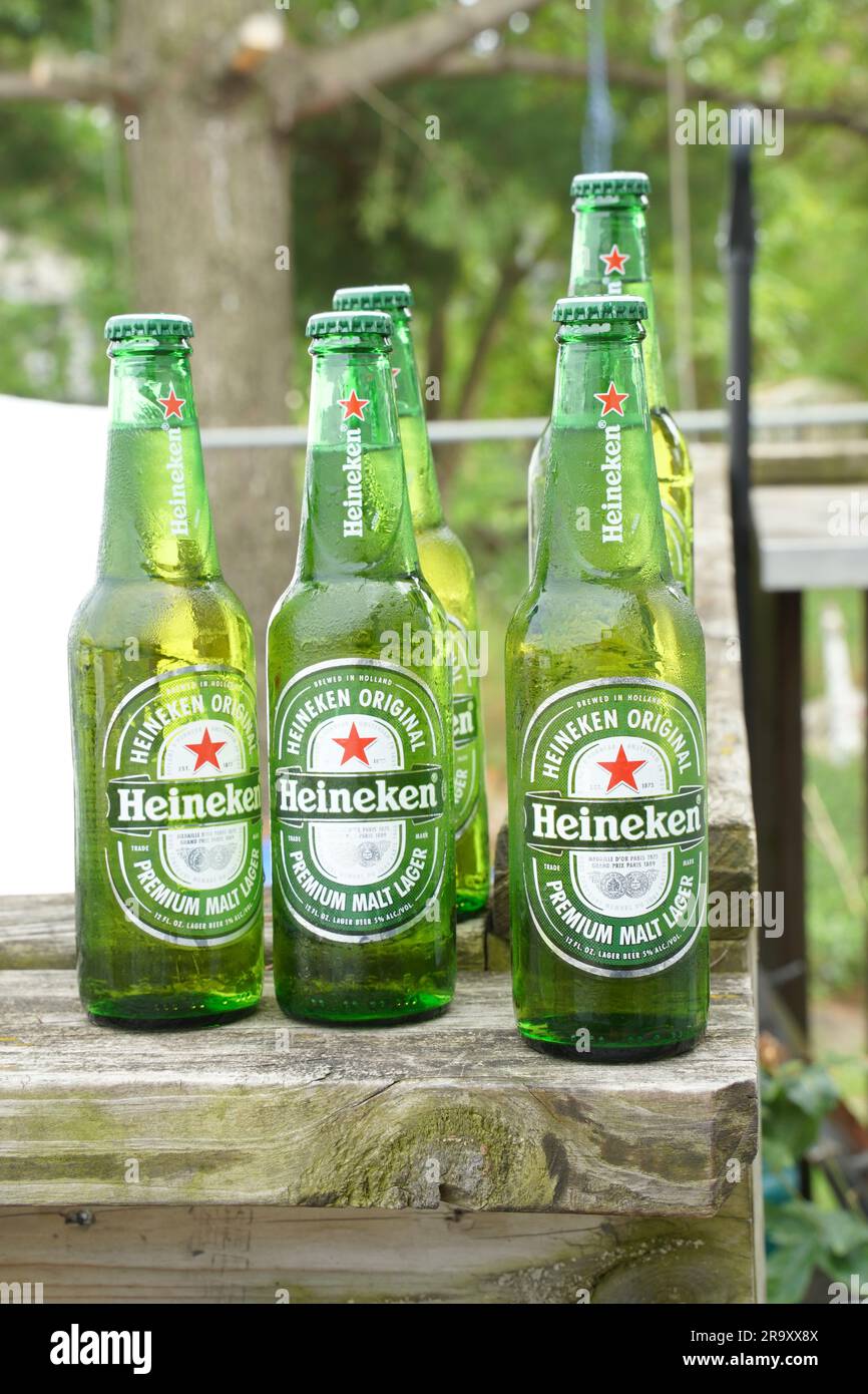 Rockford, IL -27 june2023:Heineken, Bier. Eine Heineken-Bierflasche auf ...
