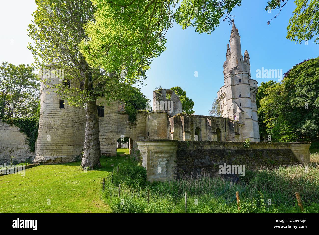 Moat of the Dungeon of Septmonts in Aisne, Picardie, Frankreich ...