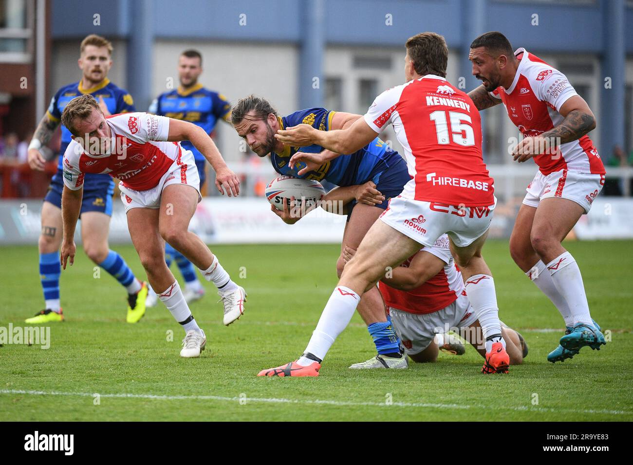 Hull, England - 23. Juni 2023 - Wakefield Trinitys Liam Kay stürzte ...