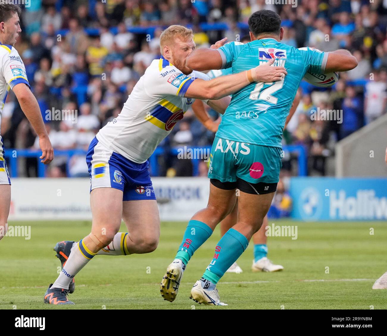 Joe Bullock #19 von Warrington Wolves bekommt einen Ellbogen ins ...