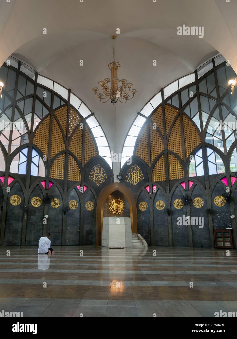 Bangkok, Thailand - 28. Mai 2023 - der religiöse muslimische Mann sitzt und betet für Gott auf ...