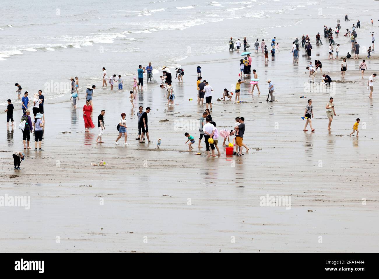 FUZHOU, CHINA - 23. JUNI 2023 - Touristen kühlen sich am Strand bei ...
