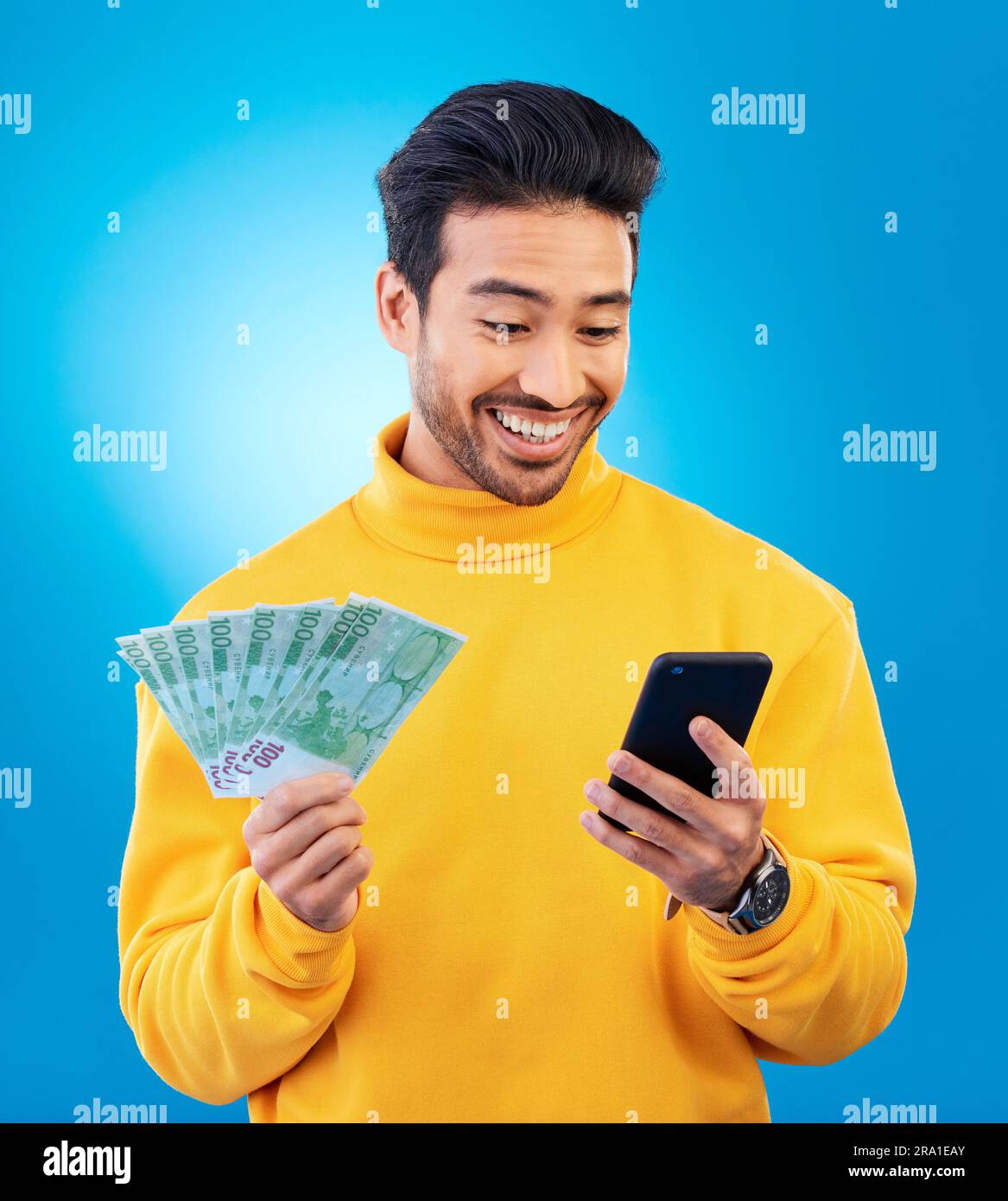 Mann, Telefon und Geld im Studio mit Preis, eportiert Glücksspiel oder ...