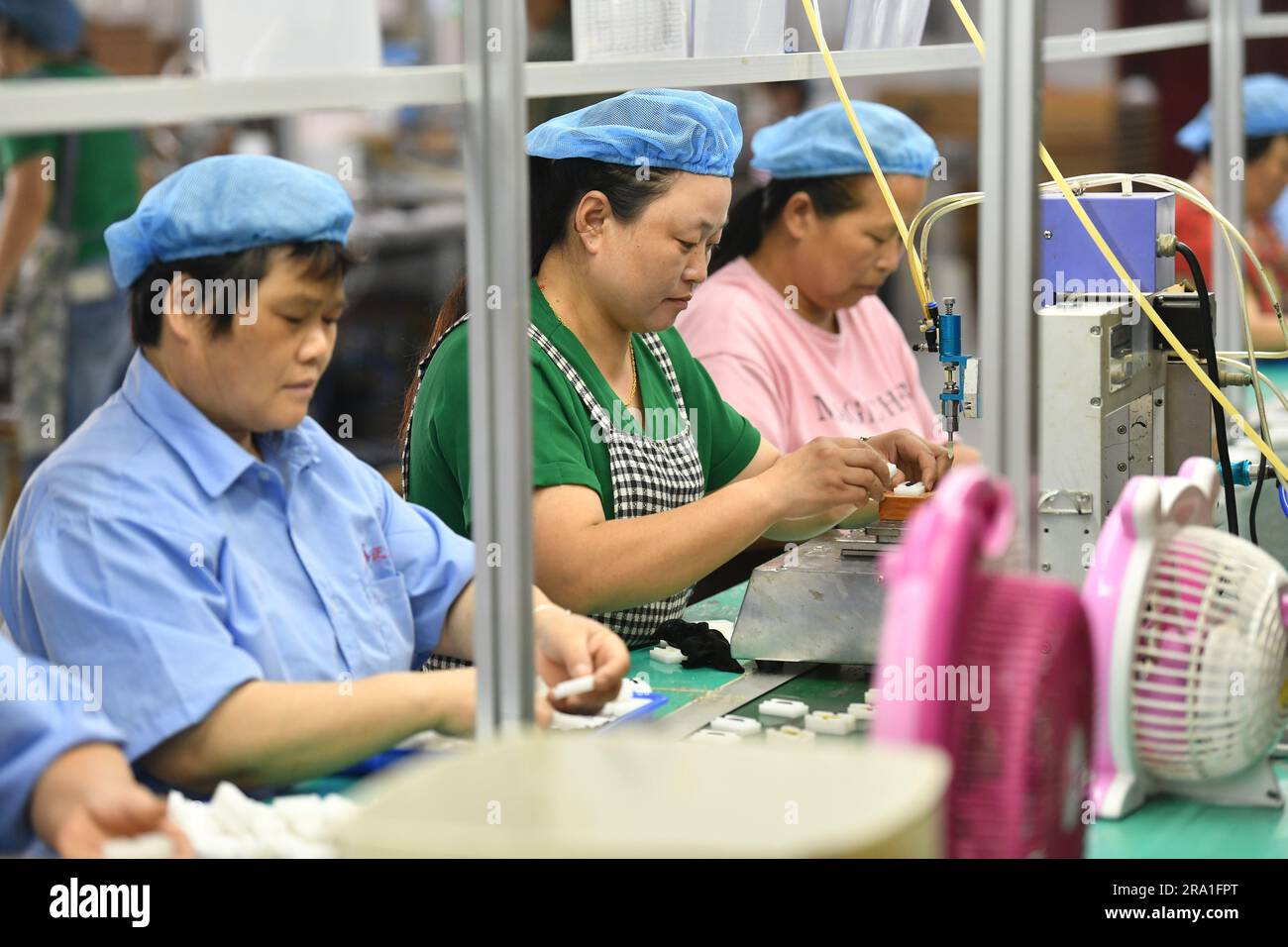 Arbeiter arbeiten an einer Lautsprecherproduktionslinie bei Linquan ...
