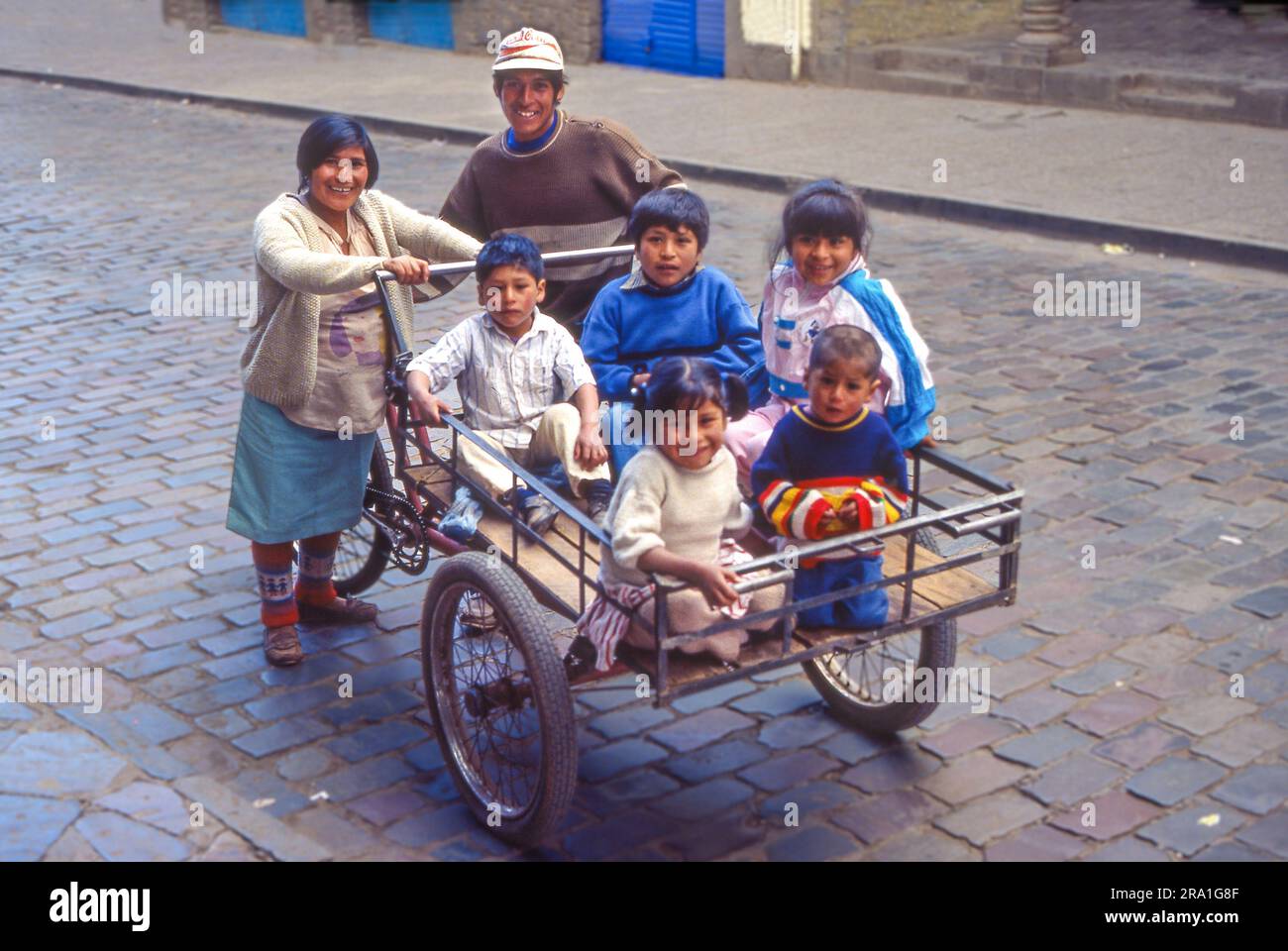 Peru, Vater, andere und ihre fünf Kinder gehen nach Hause, nach einem ...