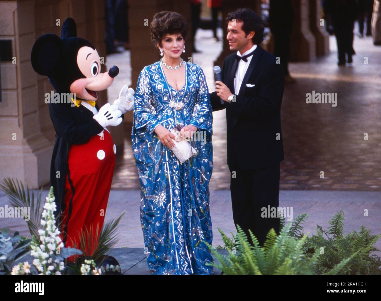 Gina Lollobrigida, italienische Schauspielerin und Micky Maus bei der ...