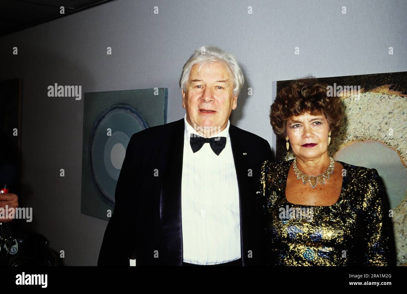 Sir Peter Ustinov, britischer Schauspieler, Schriftsteller und Regisseur, mit Ehefrau Helene du ...