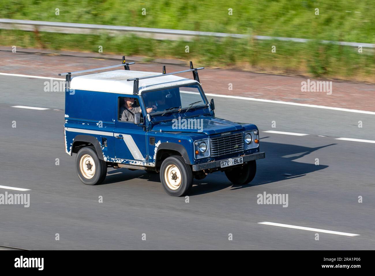 Land rover 90 defender 300 tdi -Fotos und -Bildmaterial in hoher ...