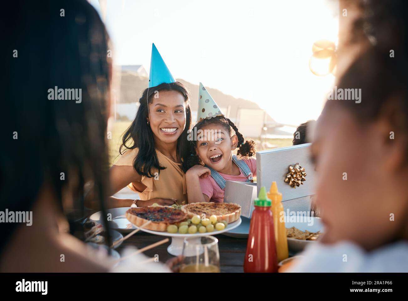 Familie, Outdoor und Mutter mit Mädchen, Geburtstag und Feier mit Glück ...